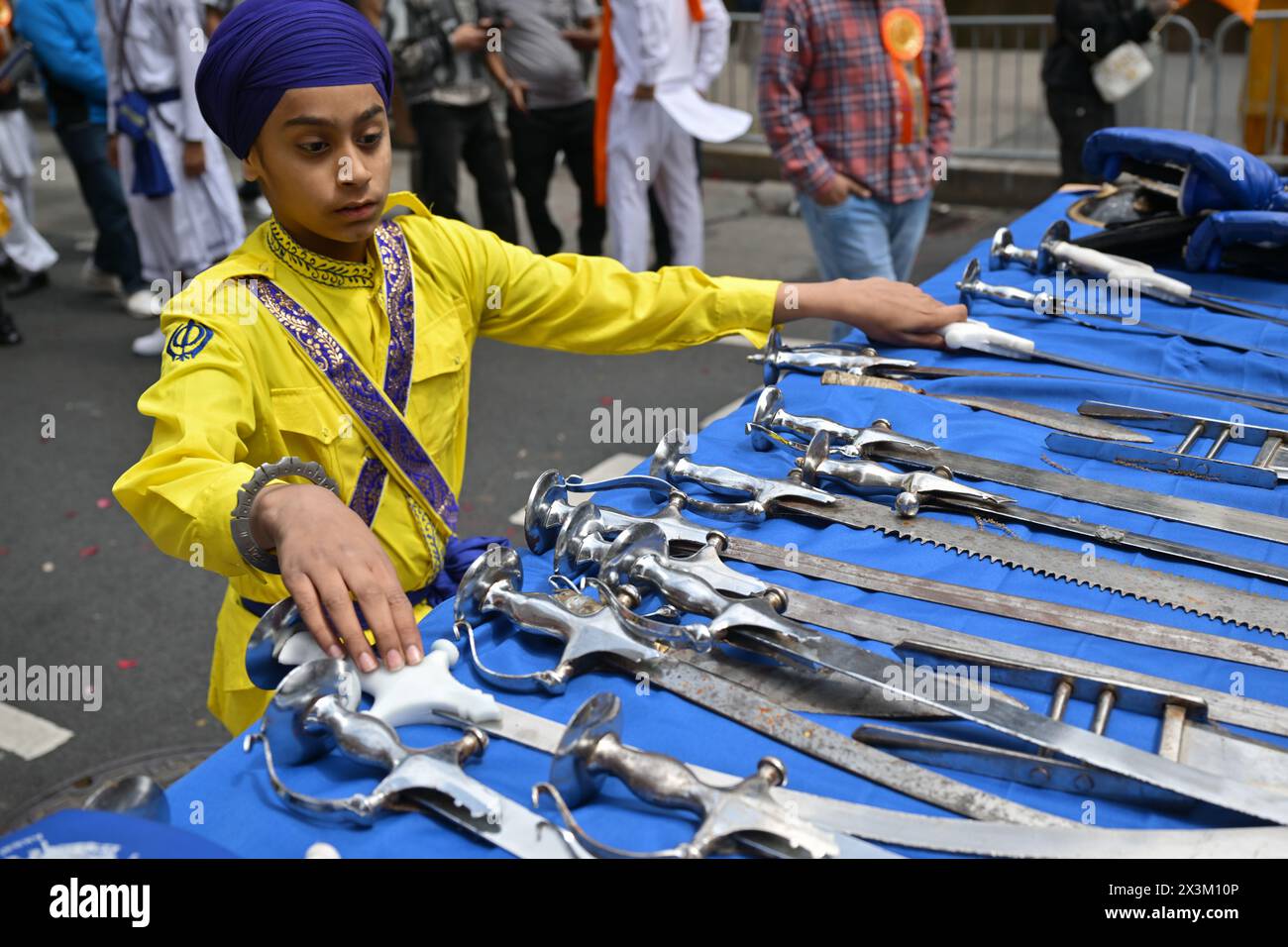 Participants march in the Sikh Cultural Society's Sikh Day Parade on ...