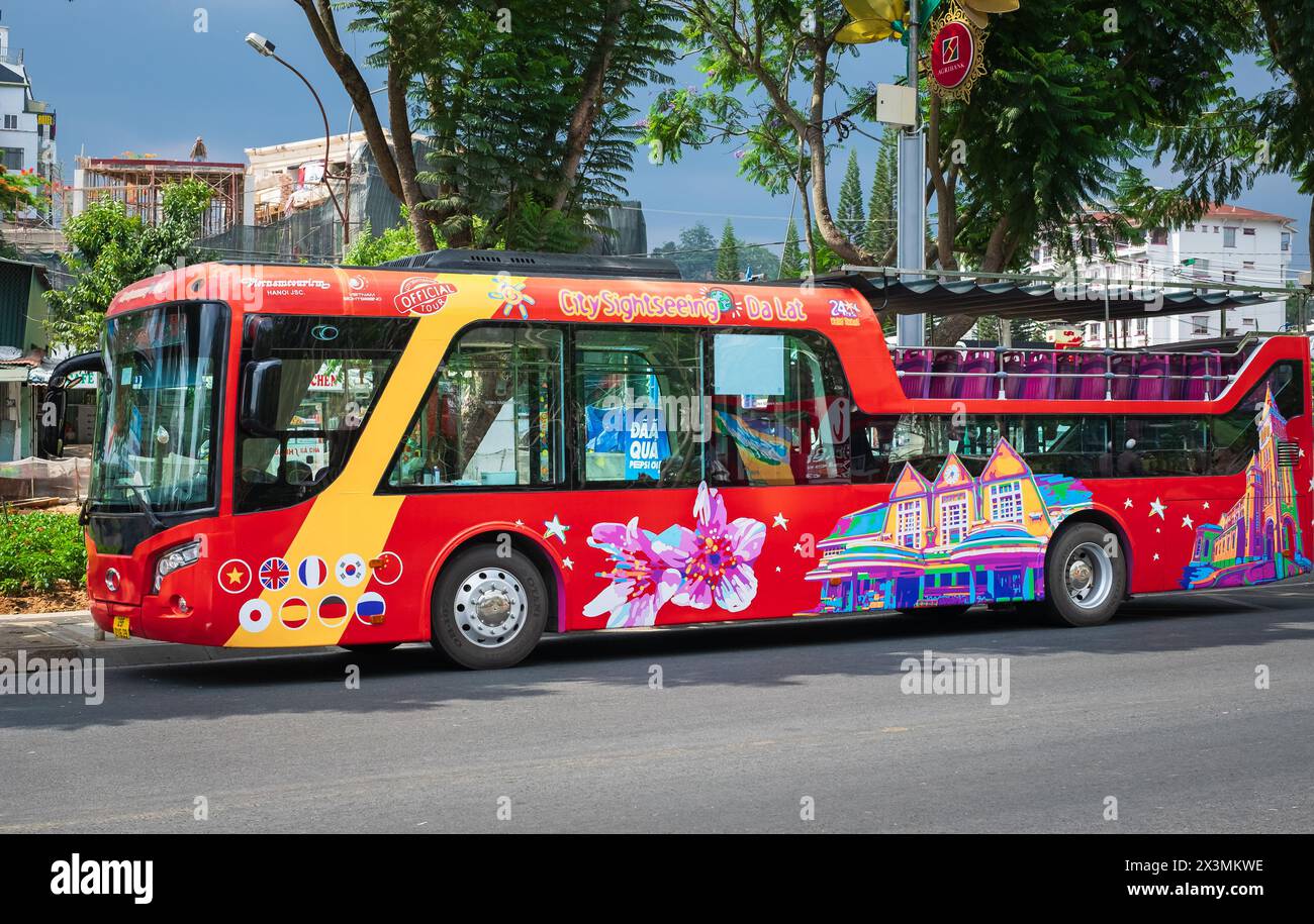 Tourist passengers ride and view Dalat sights in Vietnam City ...