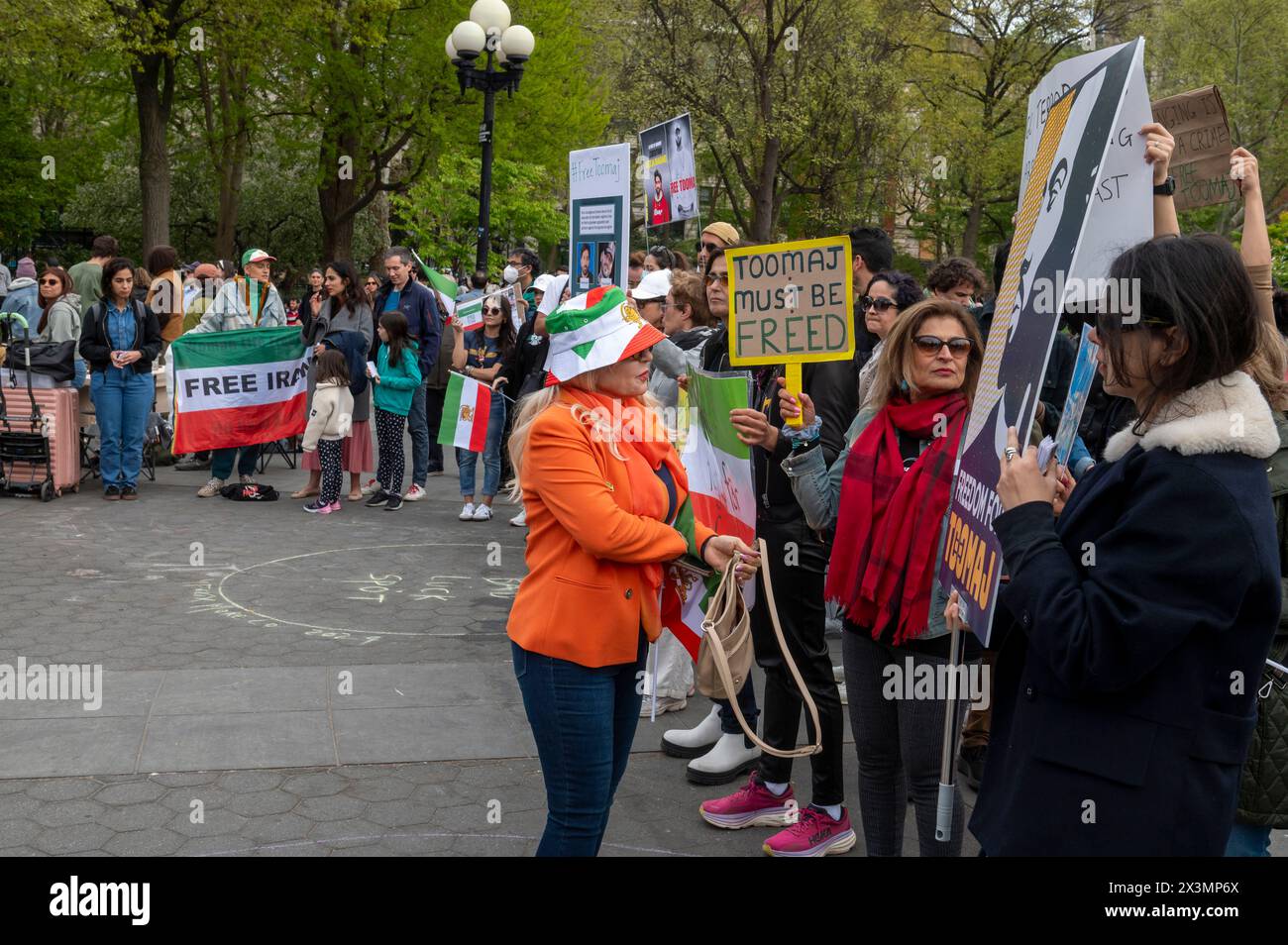 Protesters hold Iranian flags and signs calling to free Toomaj Salehi ...