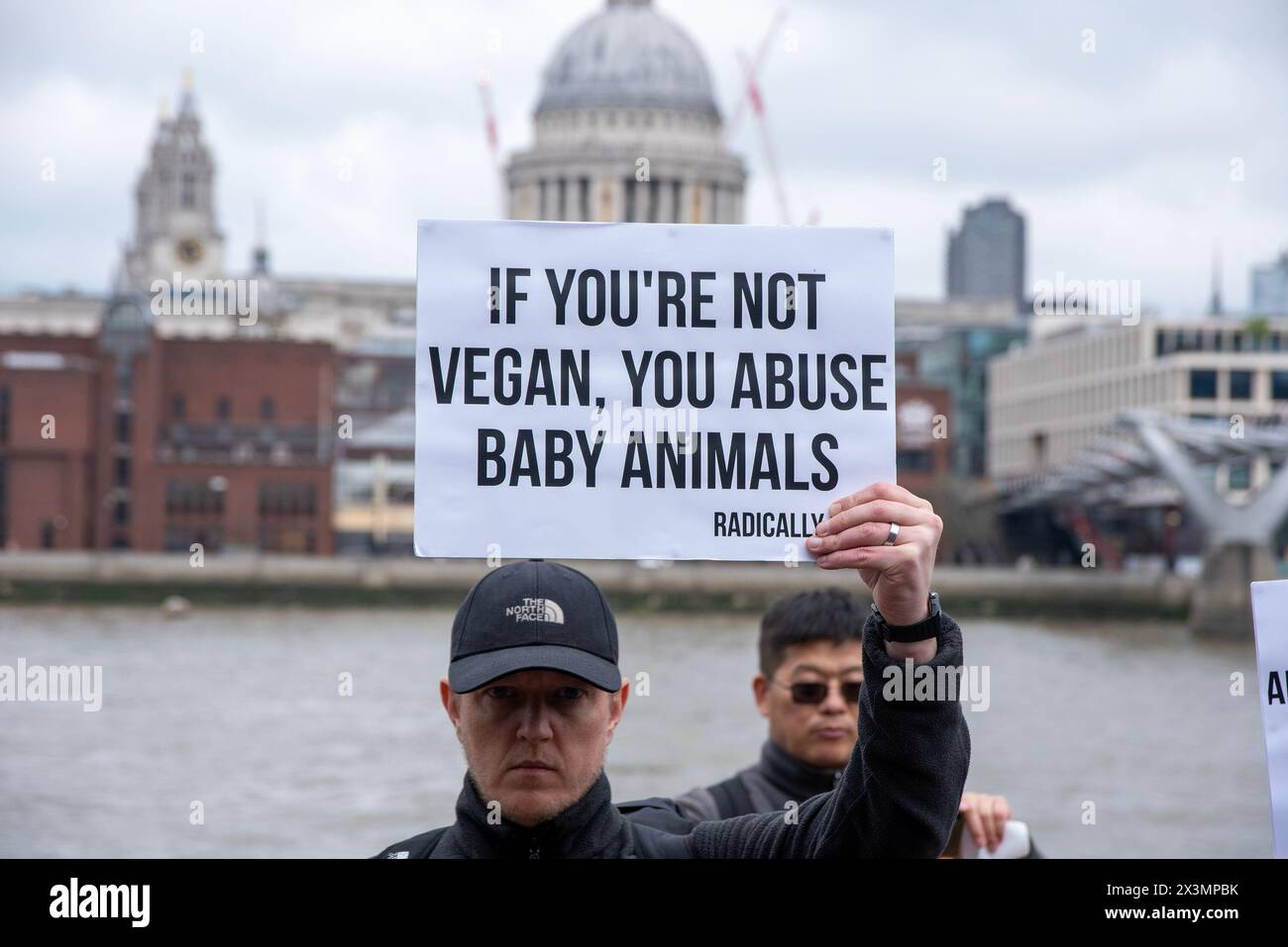 Be kind placard hi-res stock photography and images - Alamy