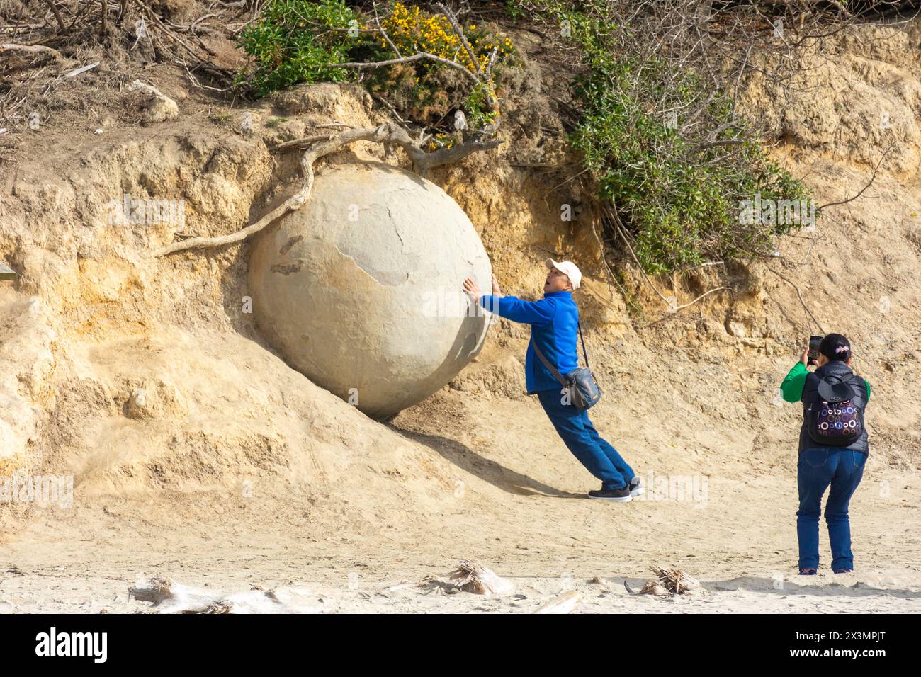 Spherical boulder kaihinaki waves sea shore shoreline panorama p hi-res stock photography and ...