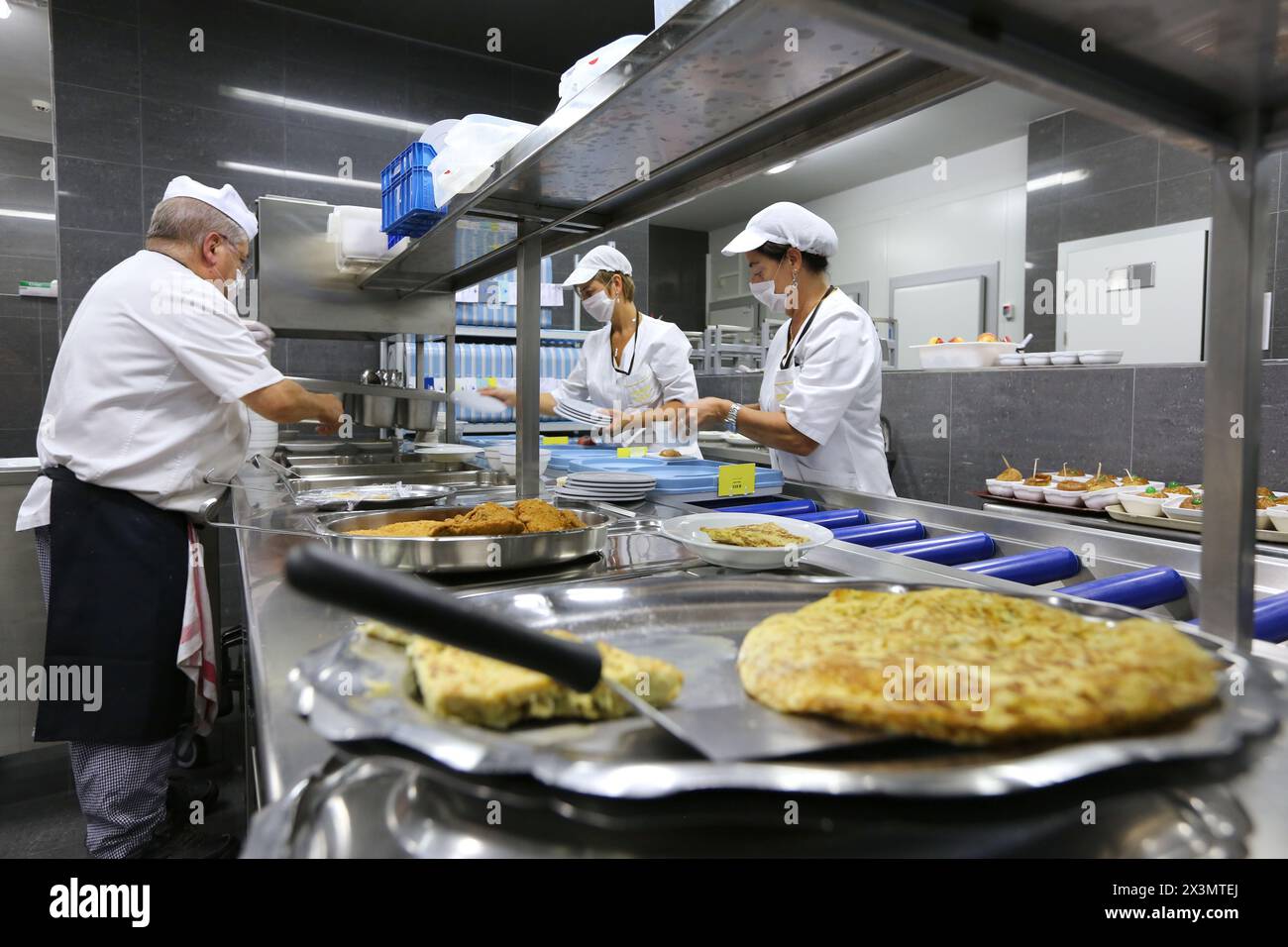 Cook food menu preparation hospital hi-res stock photography and images ...