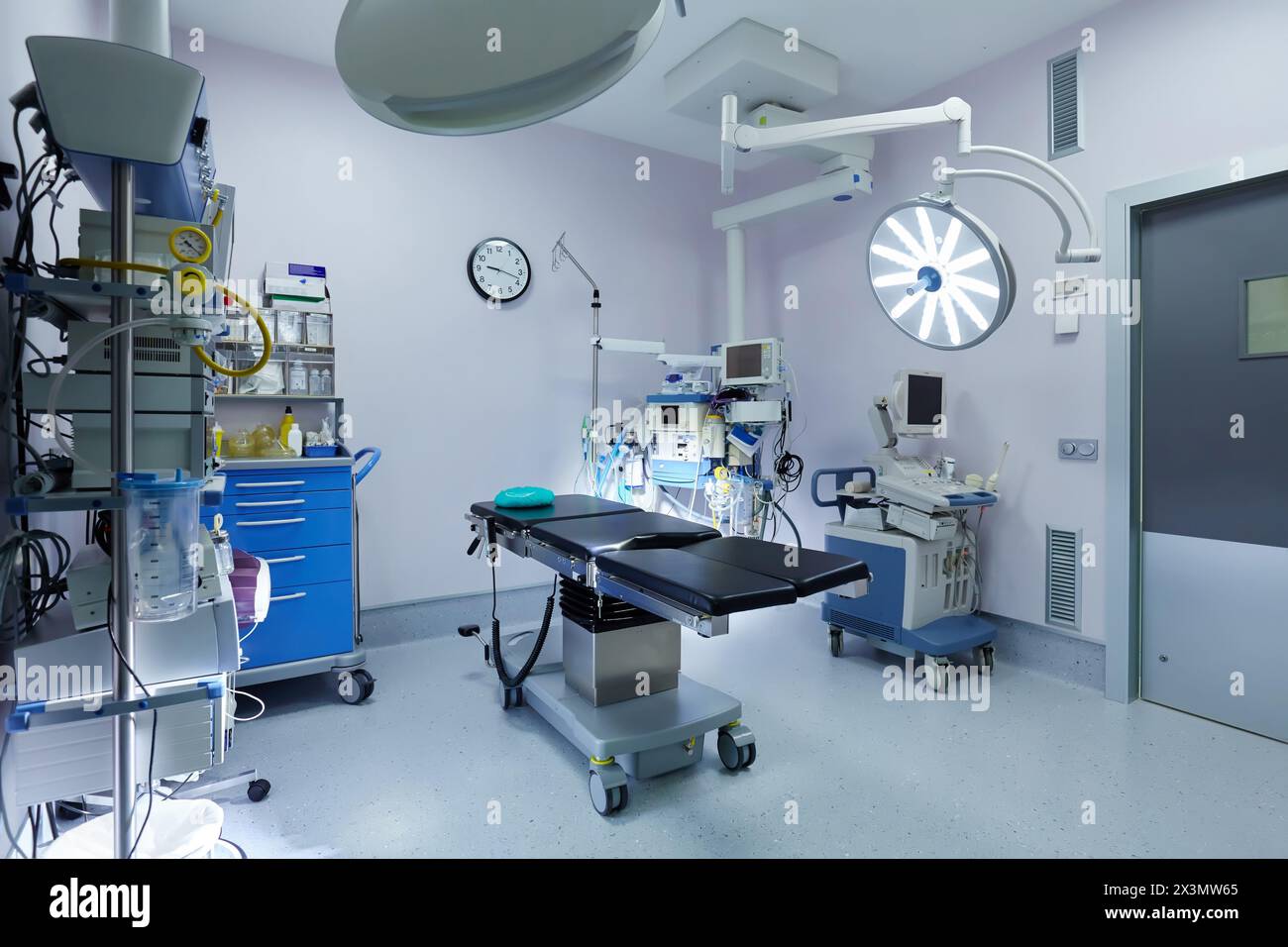 Operating theatre clock hi-res stock photography and images - Alamy