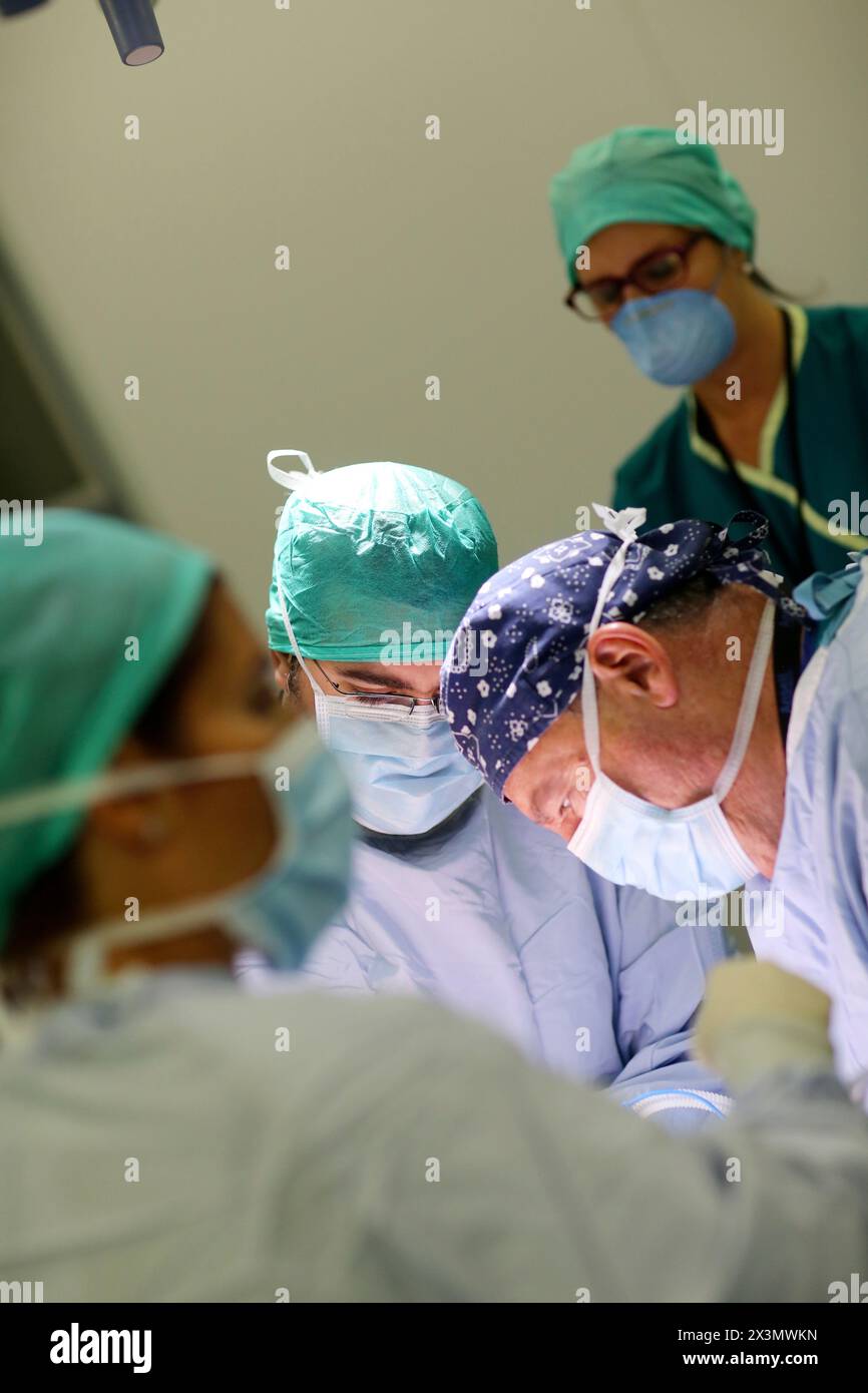 Surgeon, Surgery, Operating room, Onkologikoa Hospital, Oncology ...