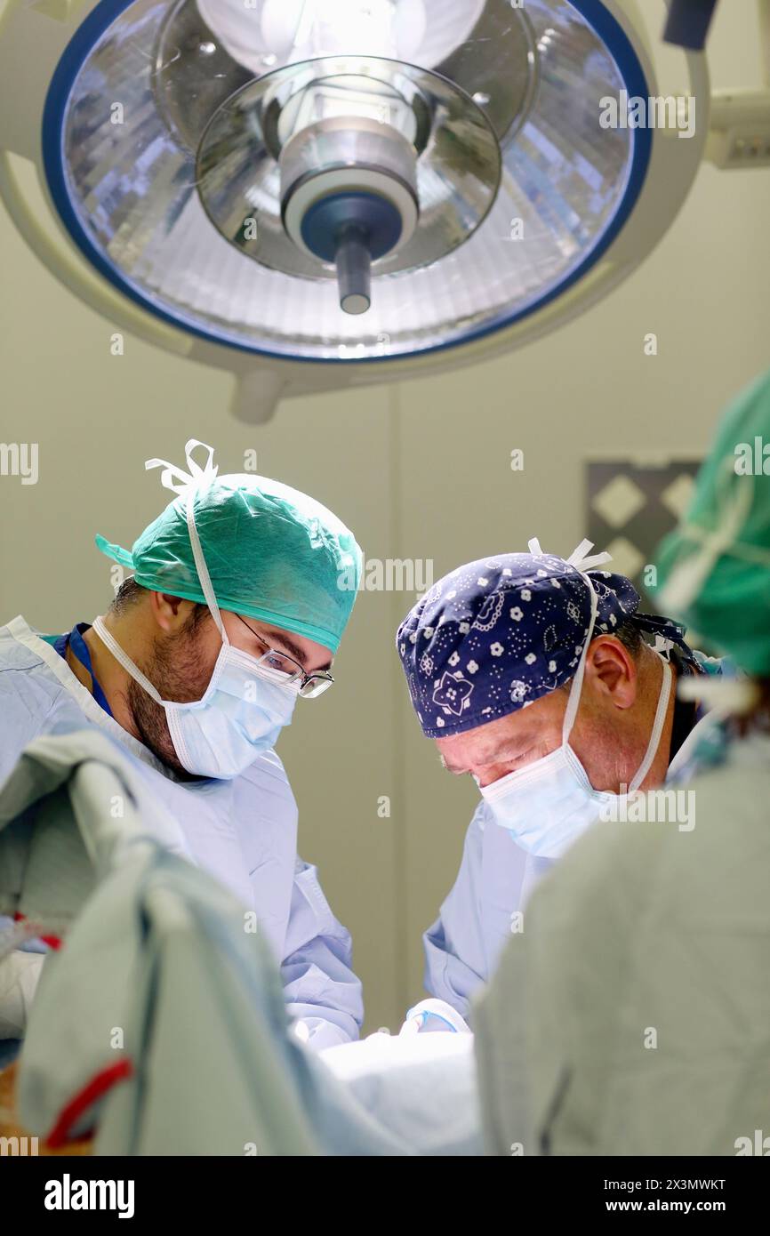 Surgeon, Surgery, Operating room, Onkologikoa Hospital, Oncology ...