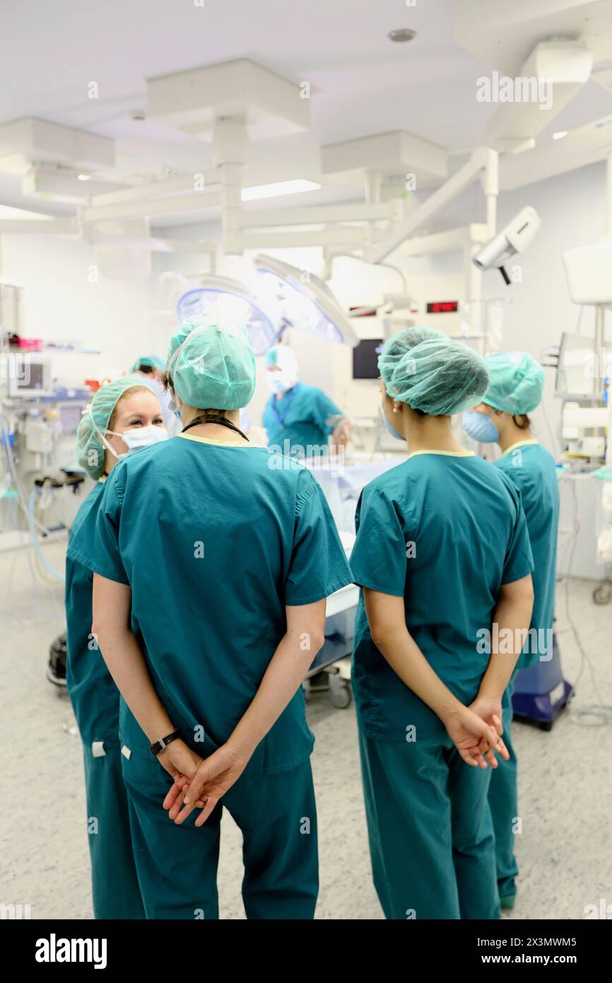 Surgeon, Surgery, Operating room, Onkologikoa Hospital, Oncology ...