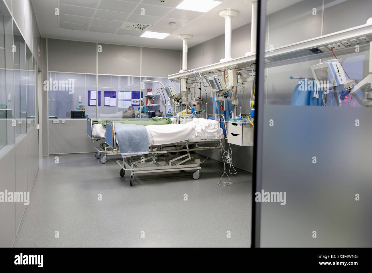 Nurse resuscitation hospital hi-res stock photography and images - Alamy