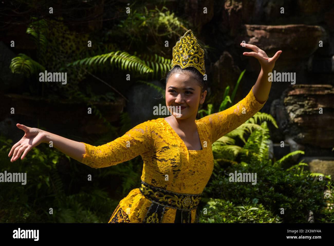 Cimahi, West Java, Indonesia. 28th Apr, 2024. A dancers danced wearing ...