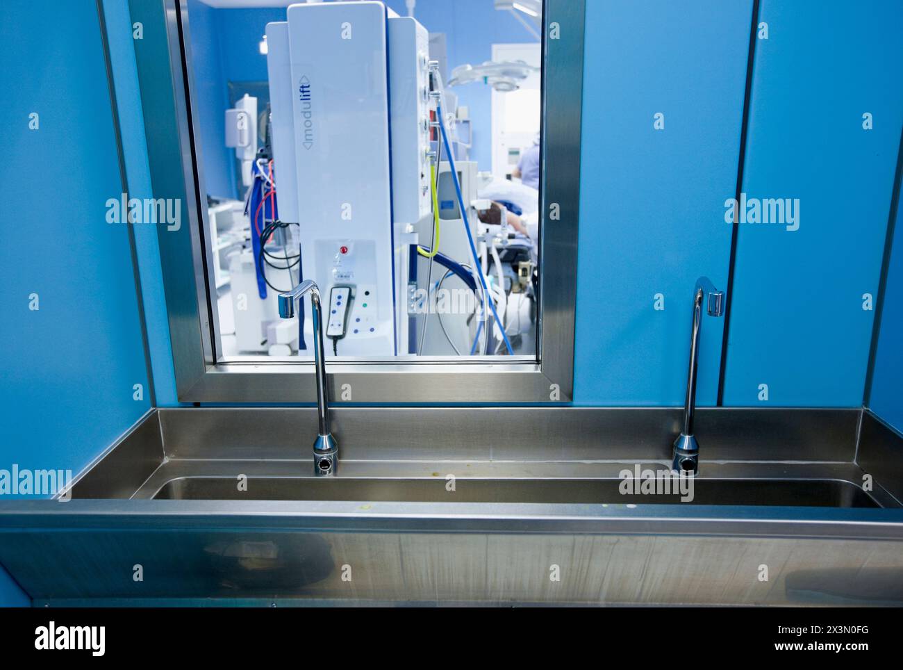 Hand washing, operating room, surgical block. Hospital Policlinica ...