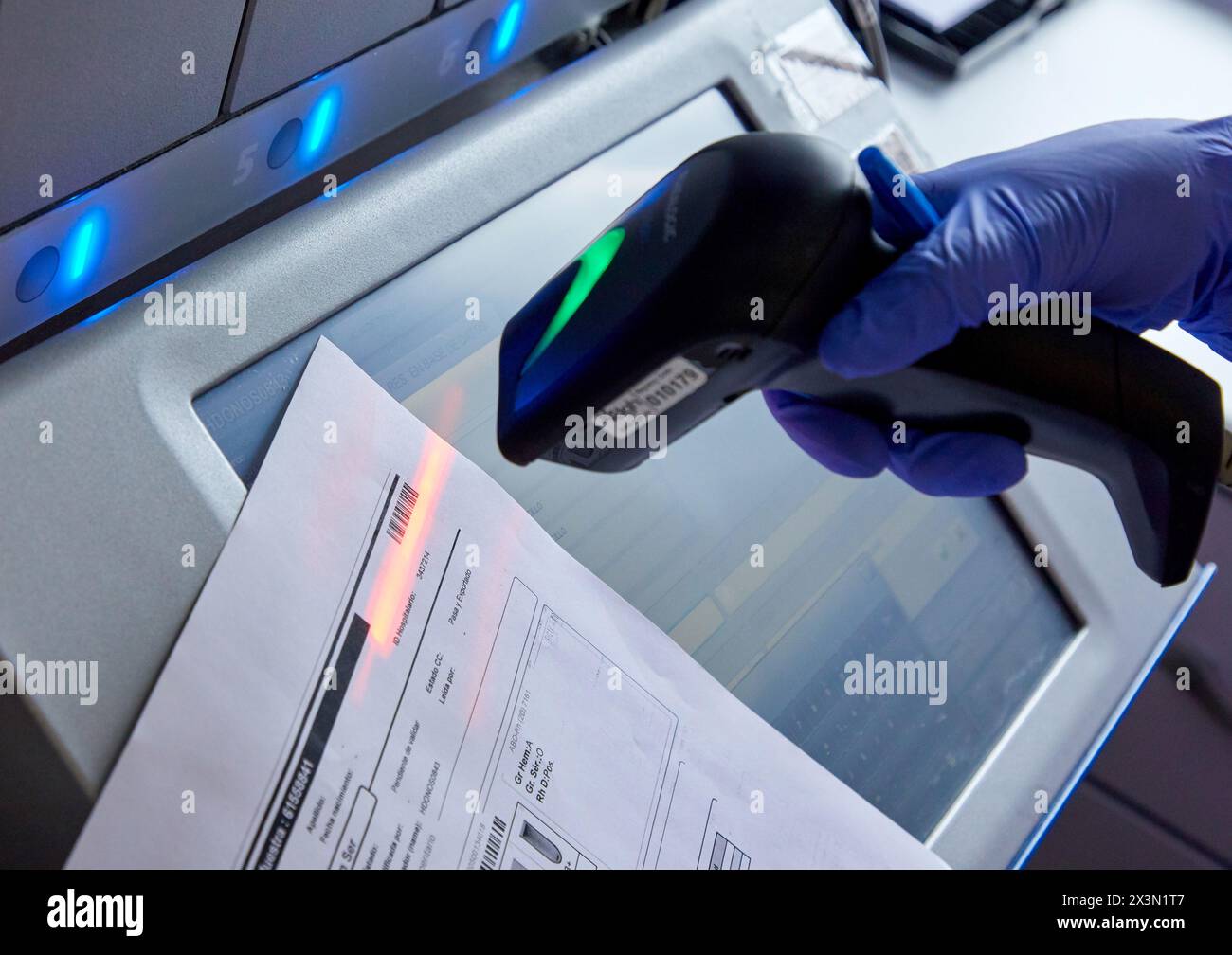 Barcode reader clinical analysis hi-res stock photography and images ...