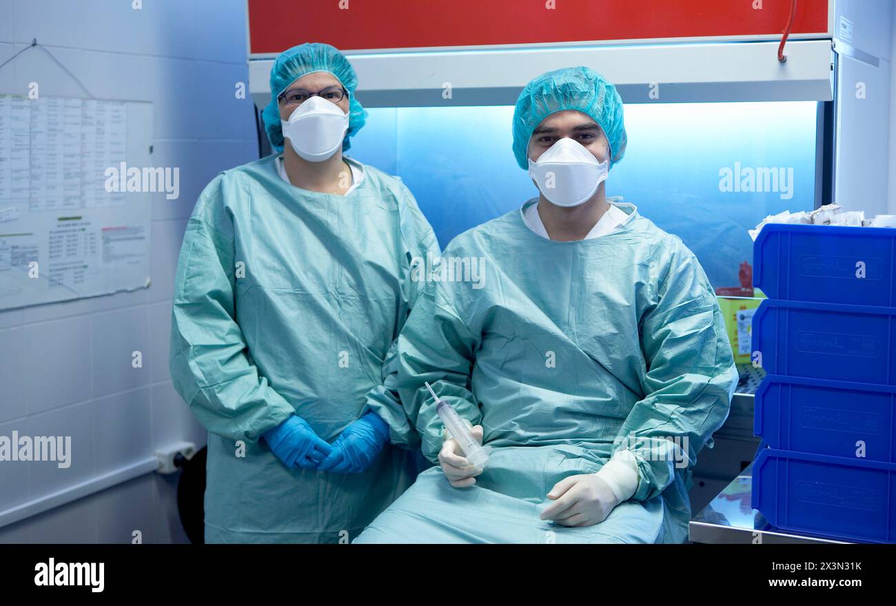 Vertical laminar flow cabinets hi-res stock photography and images - Alamy