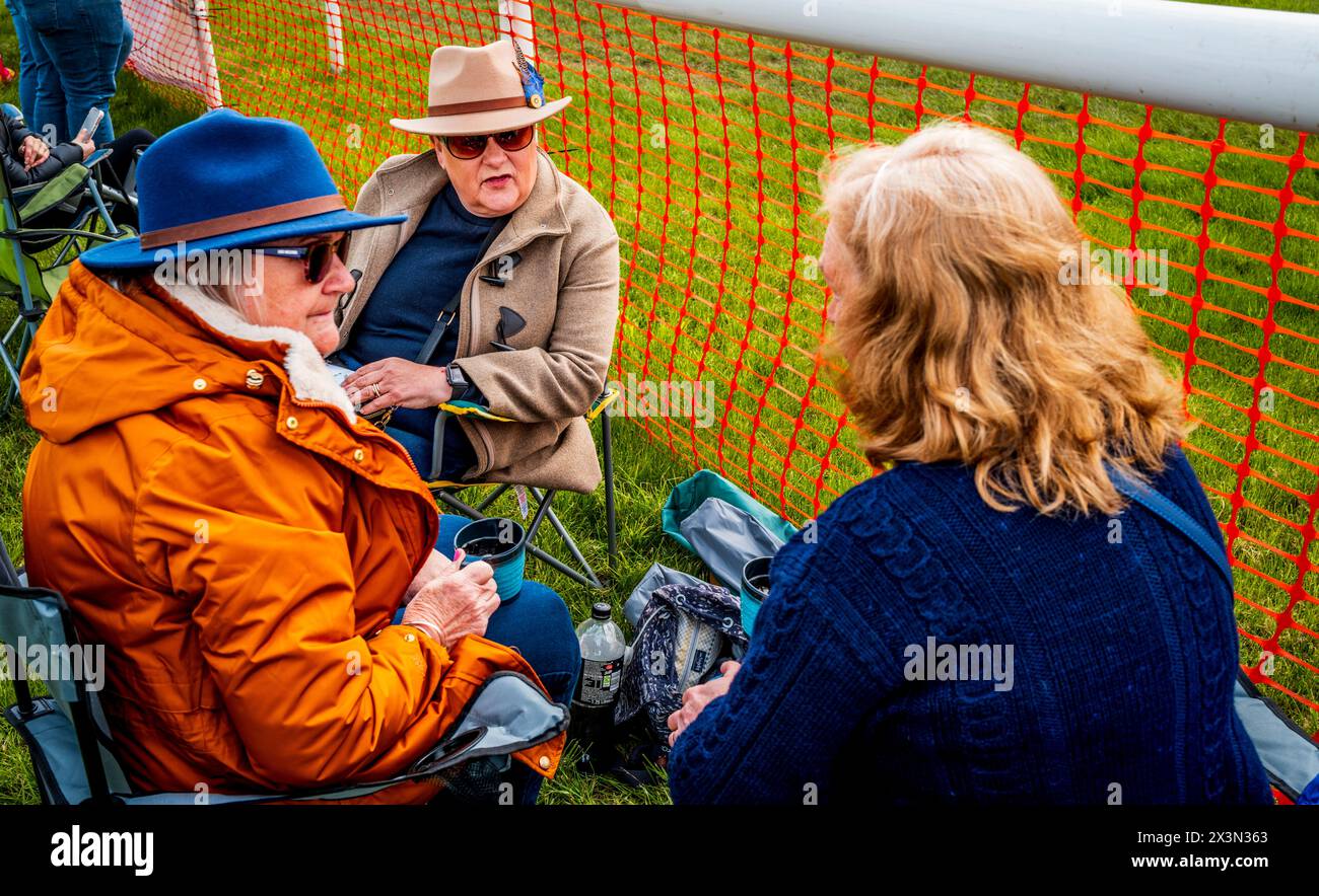 Ladies day races hi-res stock photography and images - Alamy