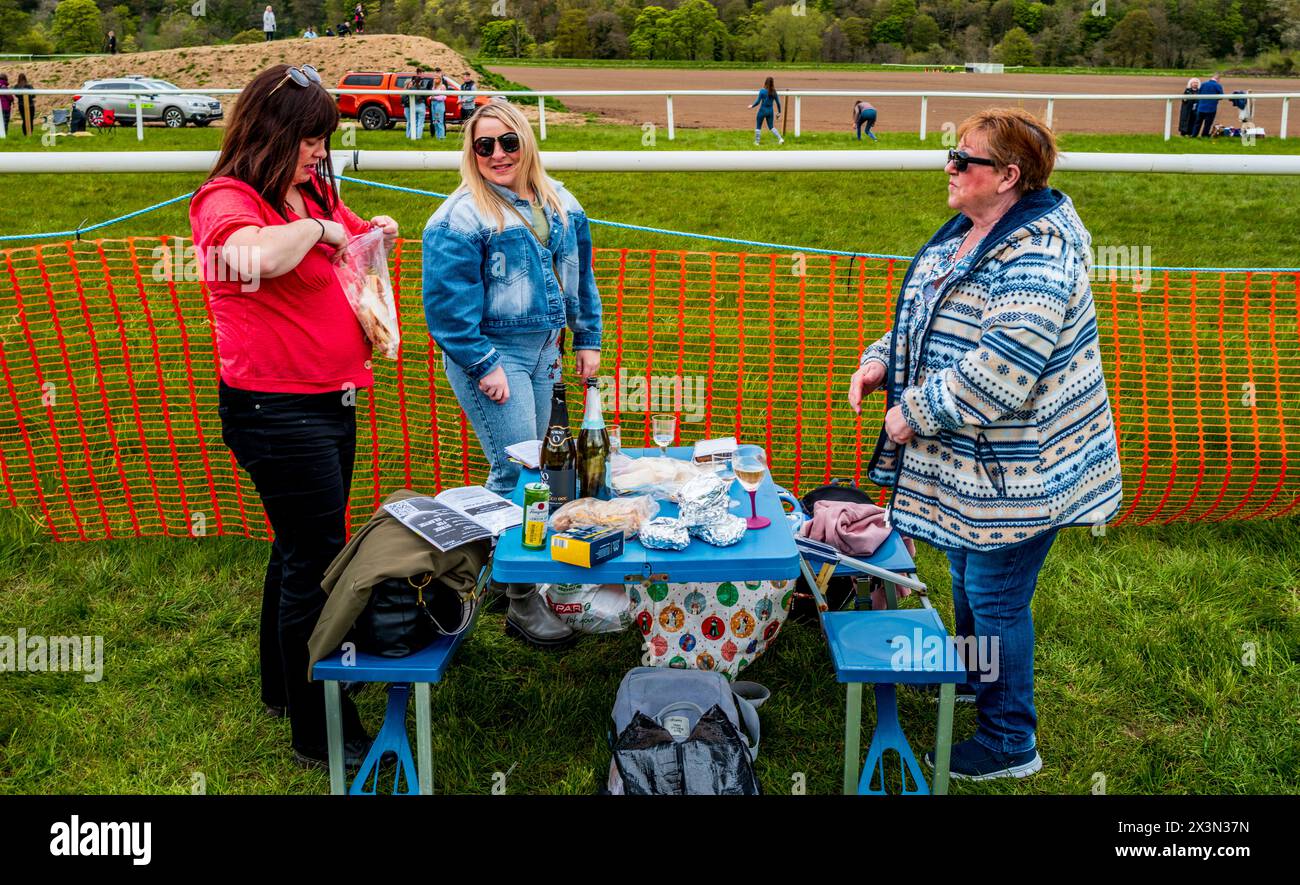 Point to point horse champagne hi-res stock photography and images - Alamy