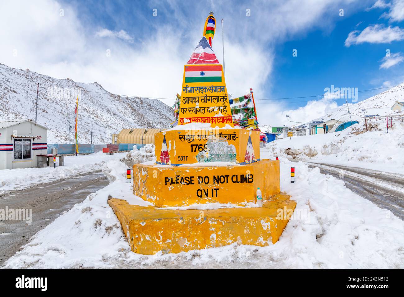 Sign at the summit of the Chang La mountain pass at 17,590 feet in the ...