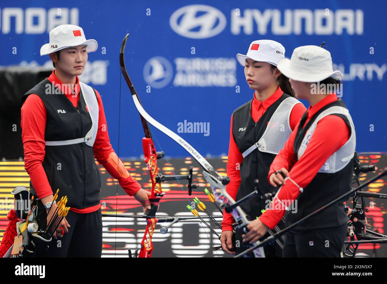 (240428) -- SHANGHAI, April 28, 2024 (Xinhua) -- An Qixuan (L), Yang Xiaolei (C) and Li Jiaman ...