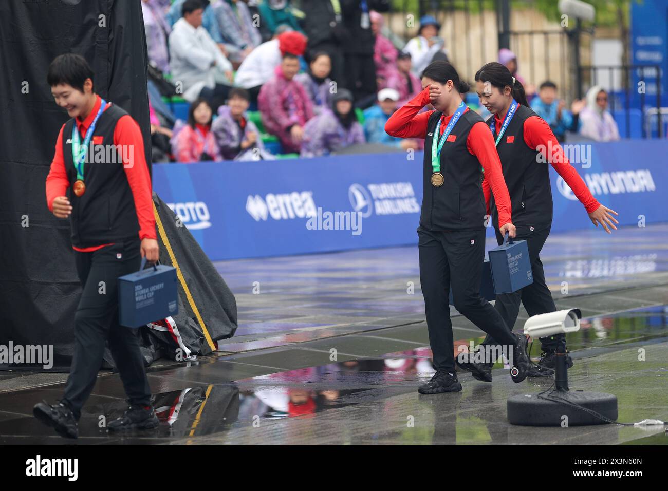 Shanghai, China. 28th Apr, 2024. Li Jiaman (C) of team China wipes ...