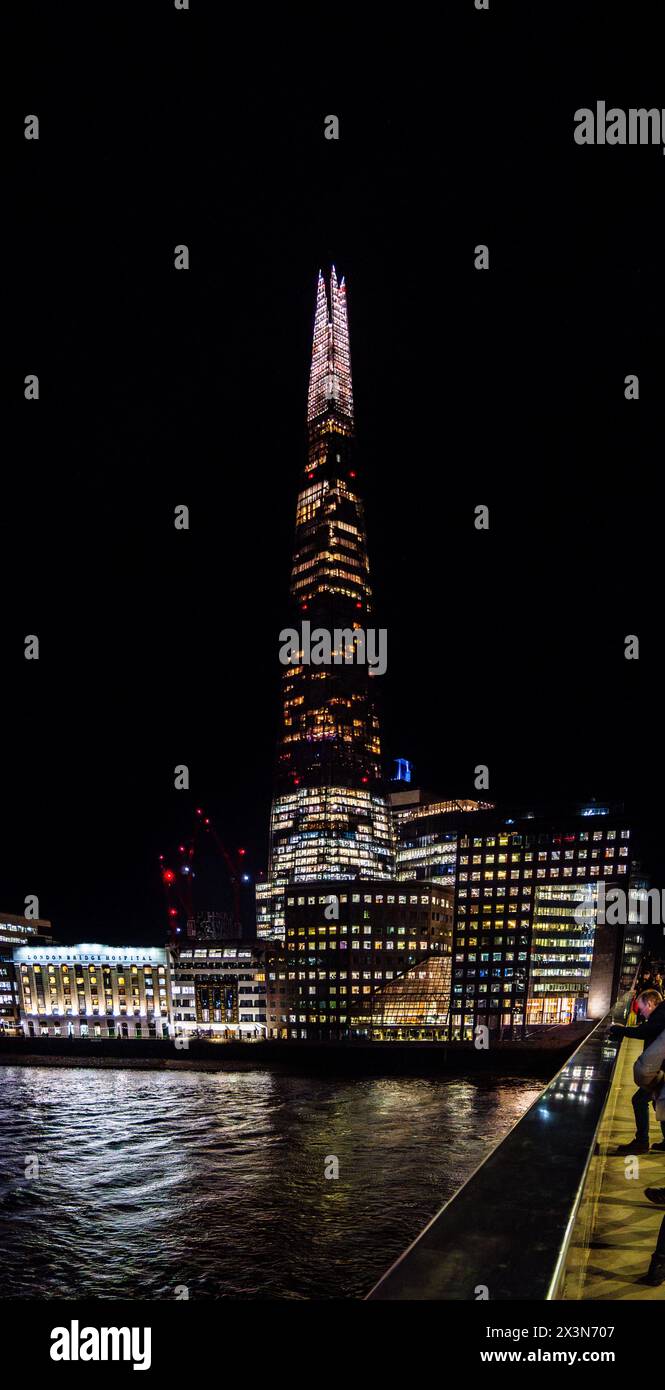 Night view of the London skyscraper The Shard with the sky completely ...