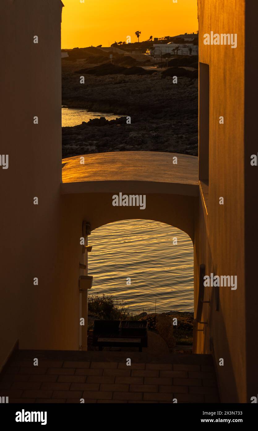 Espectacular puesta de sol desde la cala de Biniancolla, en la isla de ...