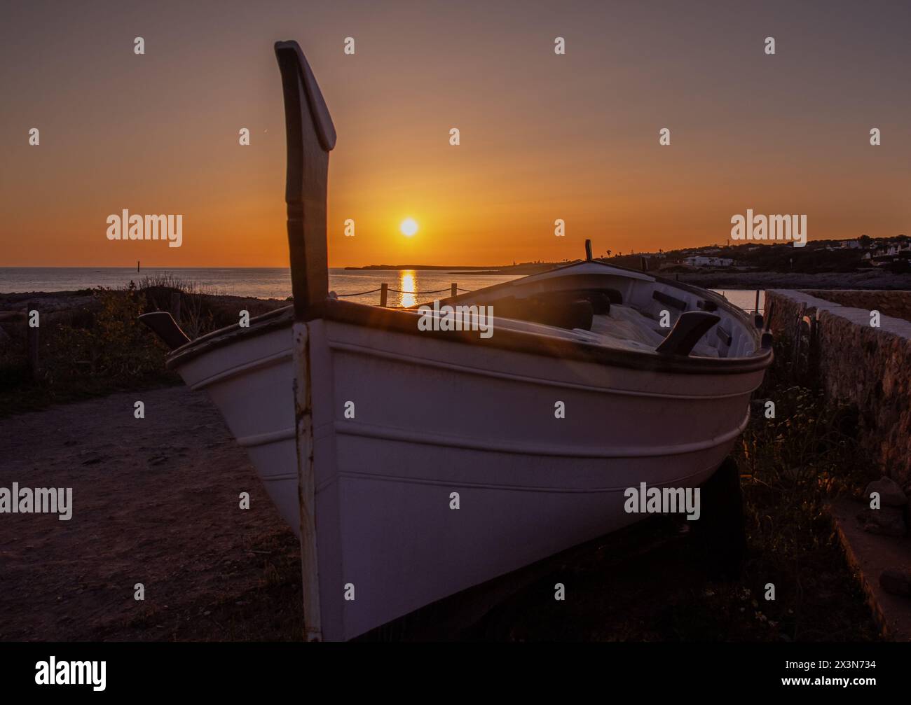 Espectacular puesta de sol desde la cala de Biniancolla, en la isla de ...