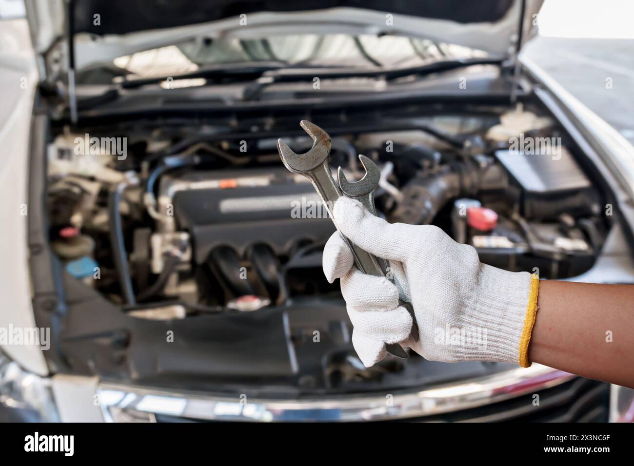 Car mechanic auto hold hi-res stock photography and images - Alamy