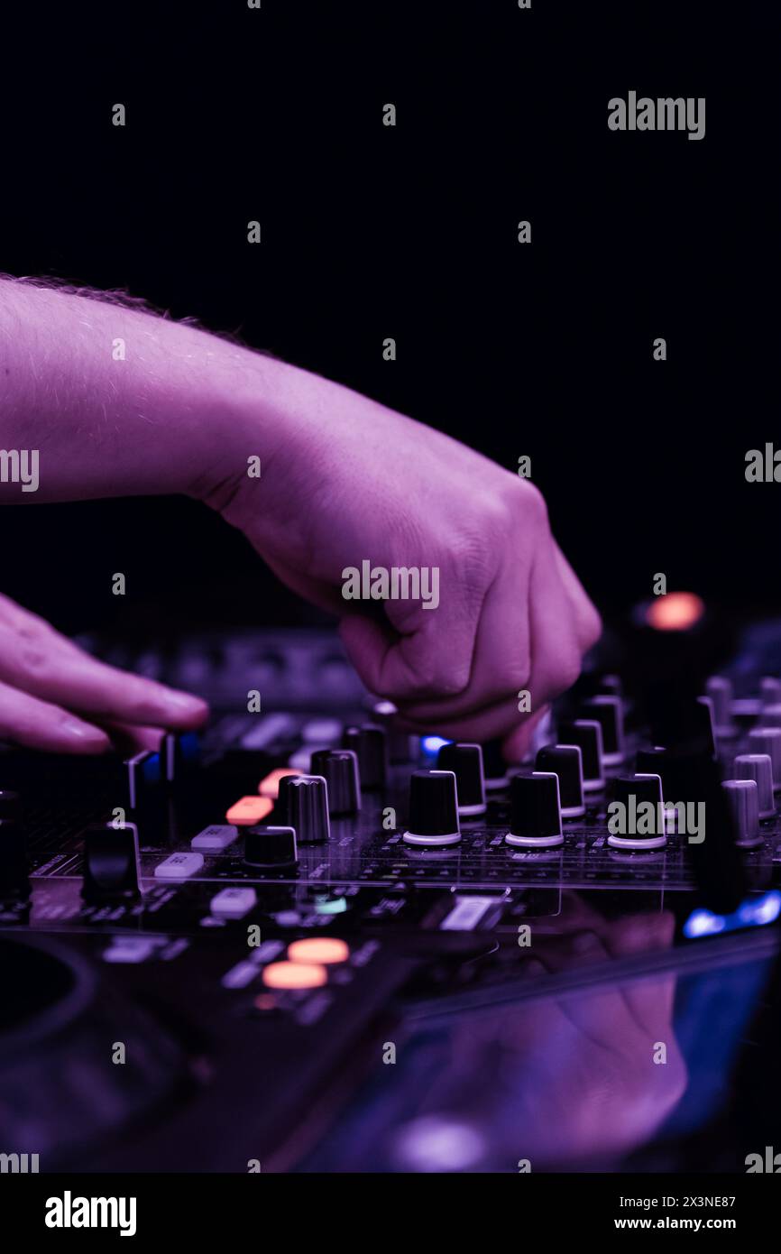 Hands disc jockey playing set hi-res stock photography and images - Alamy