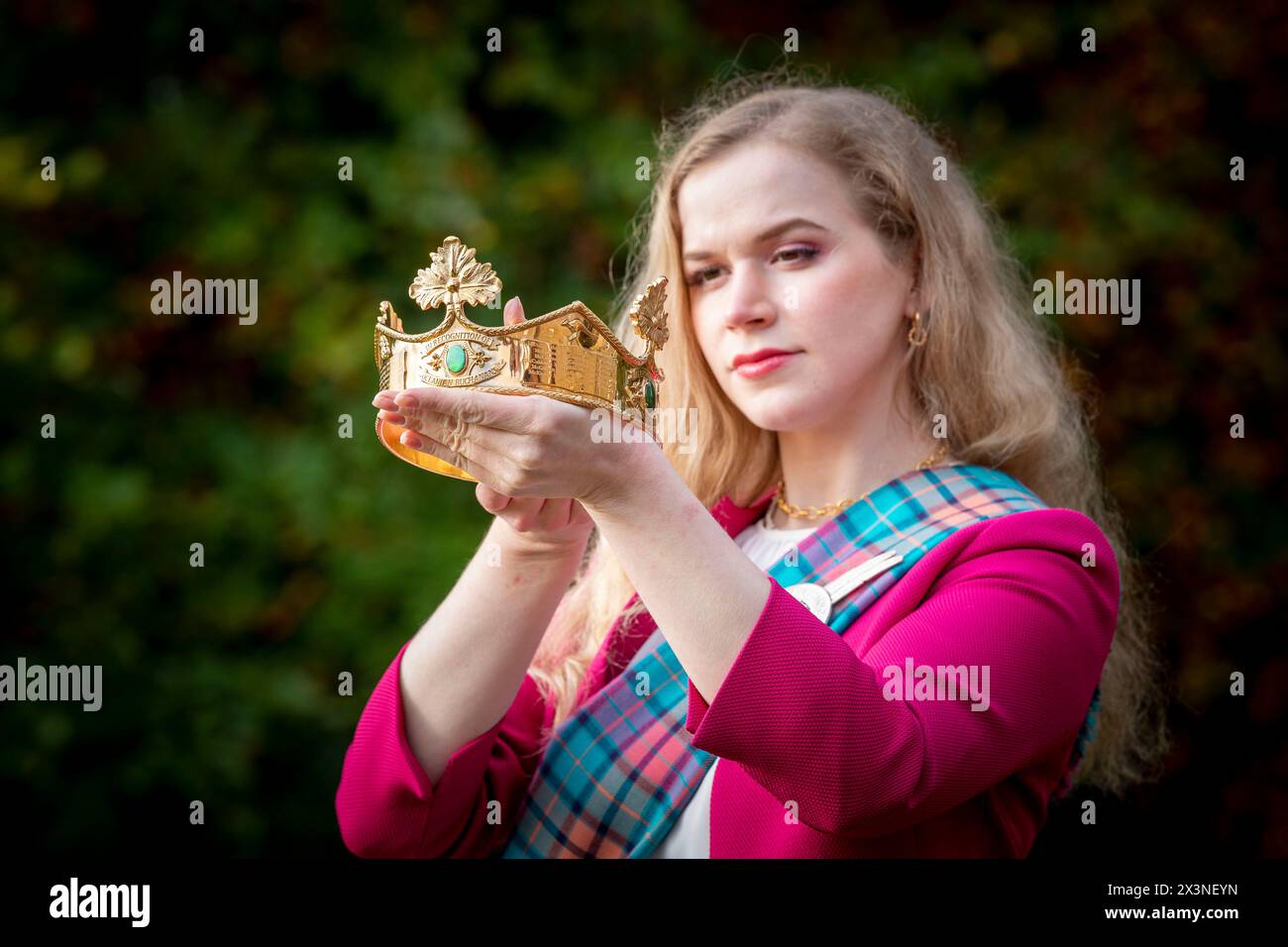 Pictured: Lucy Buchanan with the crown Scotland’s ancient clans unite ...