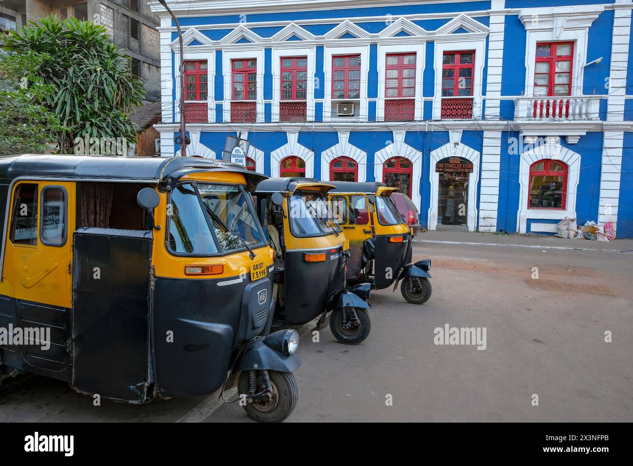 Old goa rickshaw hi-res stock photography and images - Alamy