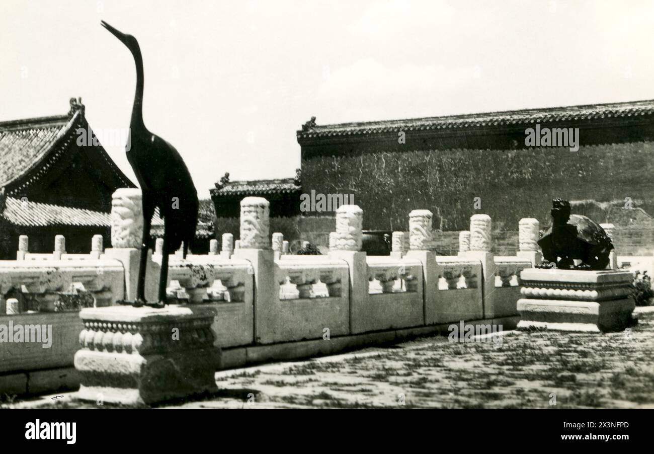 The bronze tortoise and bronze crane in front of the Hall of Supreme ...