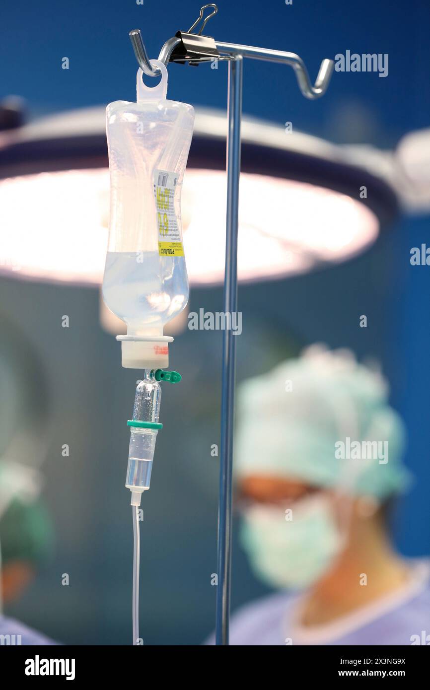 Intravenous drip surgeon hi-res stock photography and images - Alamy