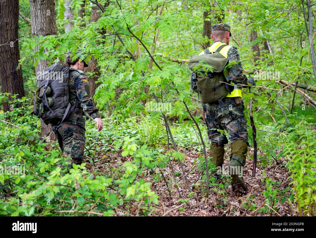 28 April 2024, Lower Saxony, Hüttenberg: Bundeswehr soldiers are ...