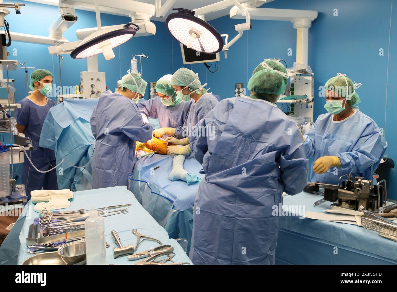 Human hip operation hi-res stock photography and images - Alamy