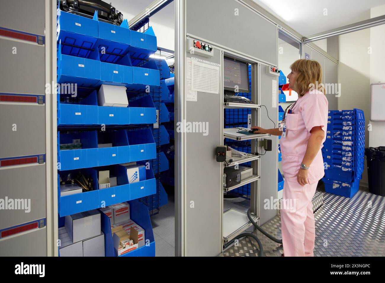 Preparation of drugs, Chaotic storage, Pharmacy, Hospital Donostia, San ...