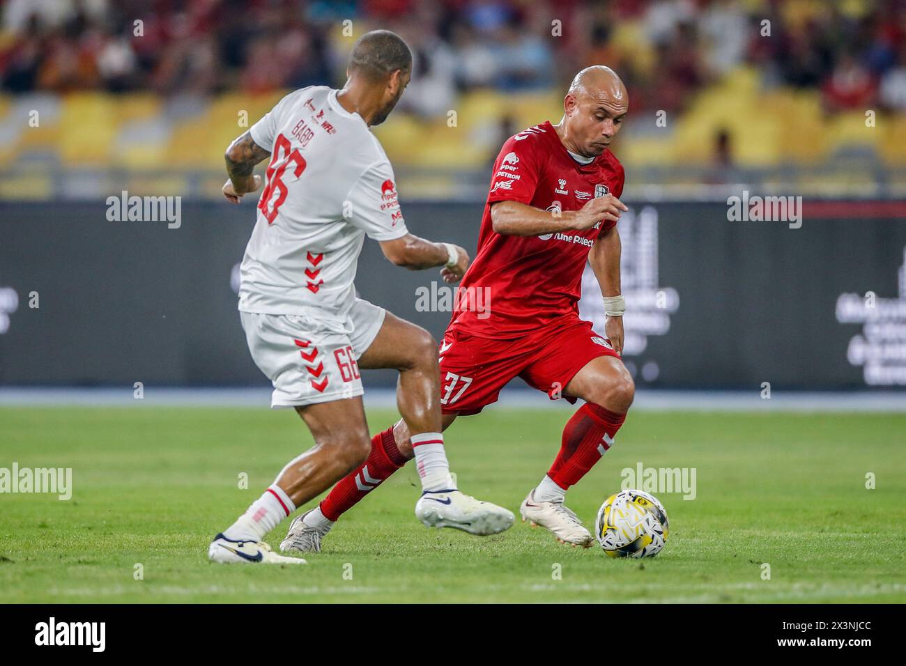 Kuala Lumpur, Malaysia. 27th Apr, 2024. Phil Babb of Liverpool Reds (L ...