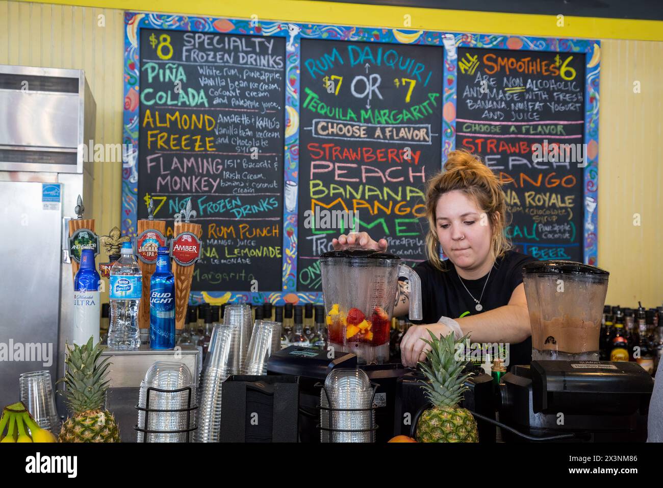 Barista making juice hi-res stock photography and images - Alamy