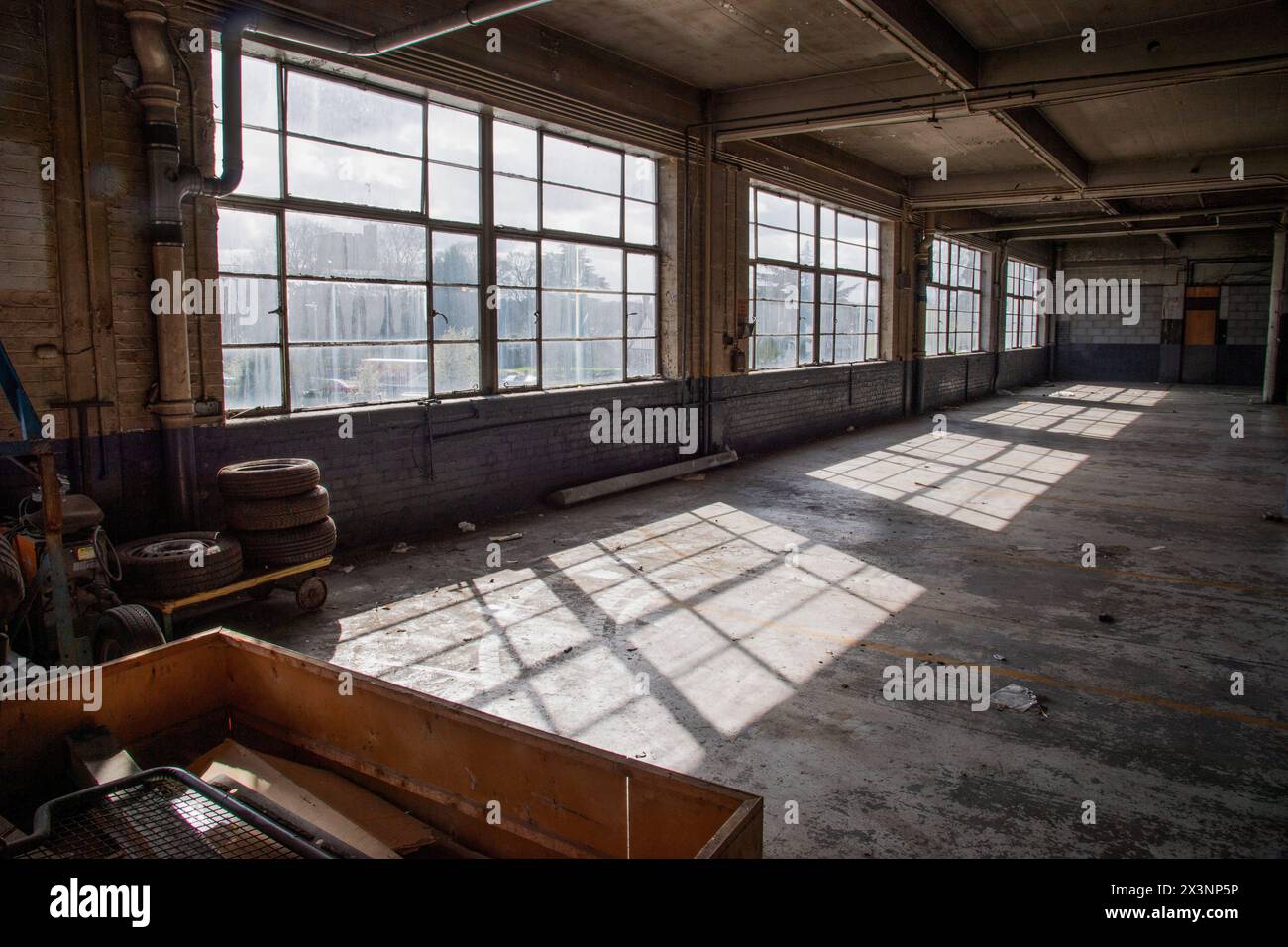 Len House, the 1930s art deco Rootes car showroom and factory in ...