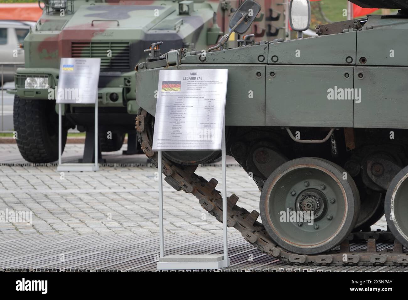 Moskau, Russia. 28th Apr, 2024. A German Leopard 2 battle tank captured ...