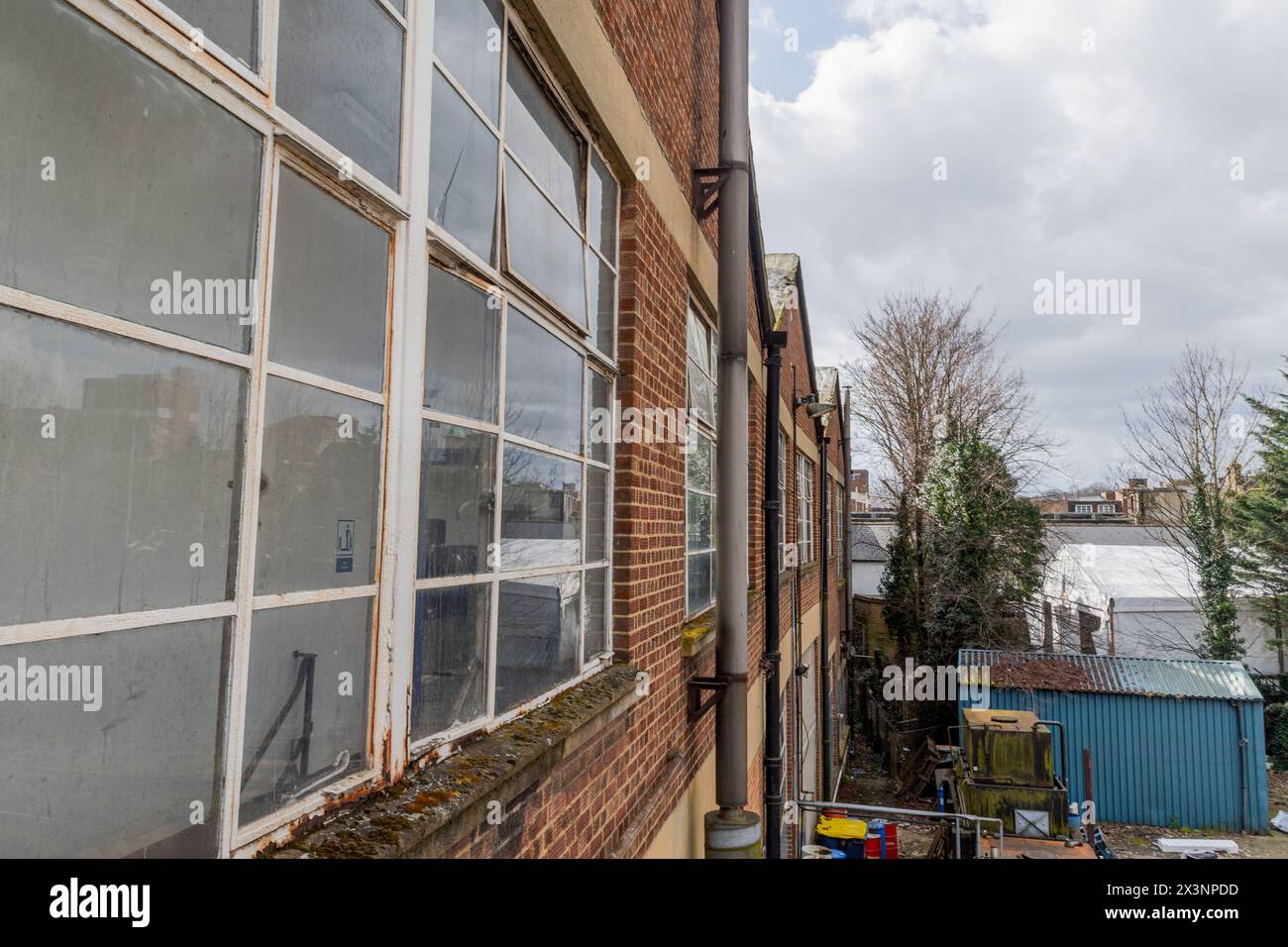 Len House, the 1930s art deco Rootes car showroom and factory in ...