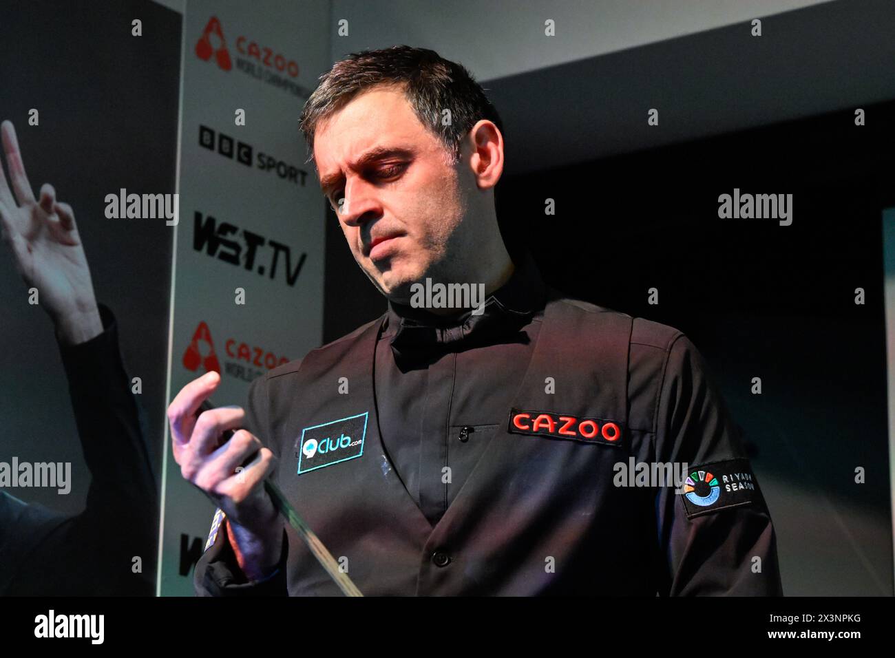 Ronnie O'Sullivan waits to walk on ahead of the Cazoo World ...