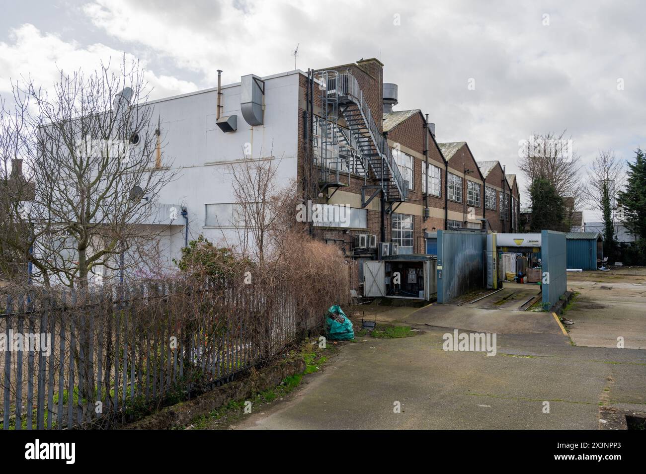 Len House, the 1930s art deco Rootes car showroom and factory in ...