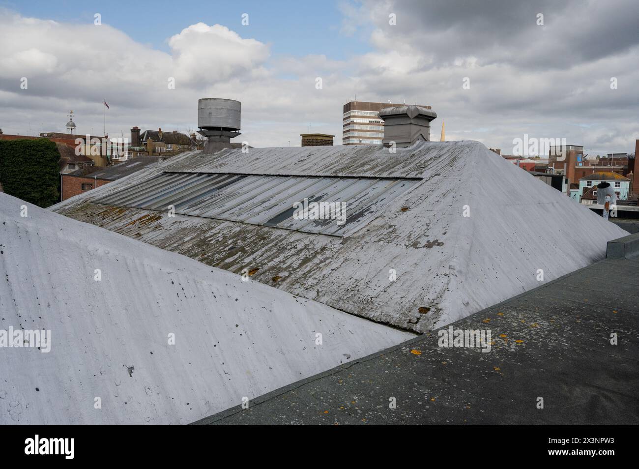 Len House, the 1930s art deco Rootes car showroom and factory in ...