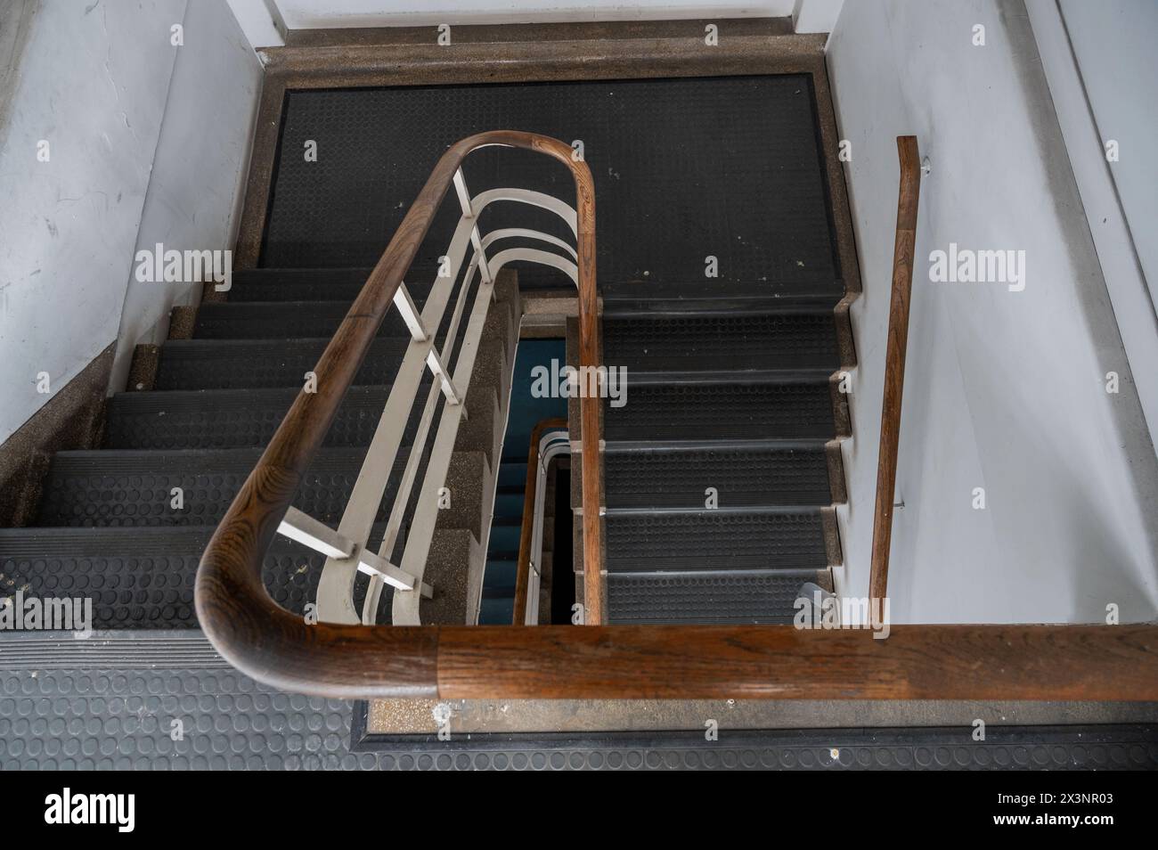 Len House, the 1930s art deco Rootes car showroom and factory in ...