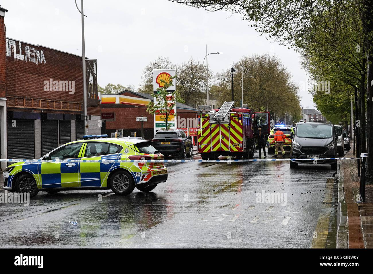 Hull, UK. 28th Apr, 2024. Four Fire engines and fire rescue services ...