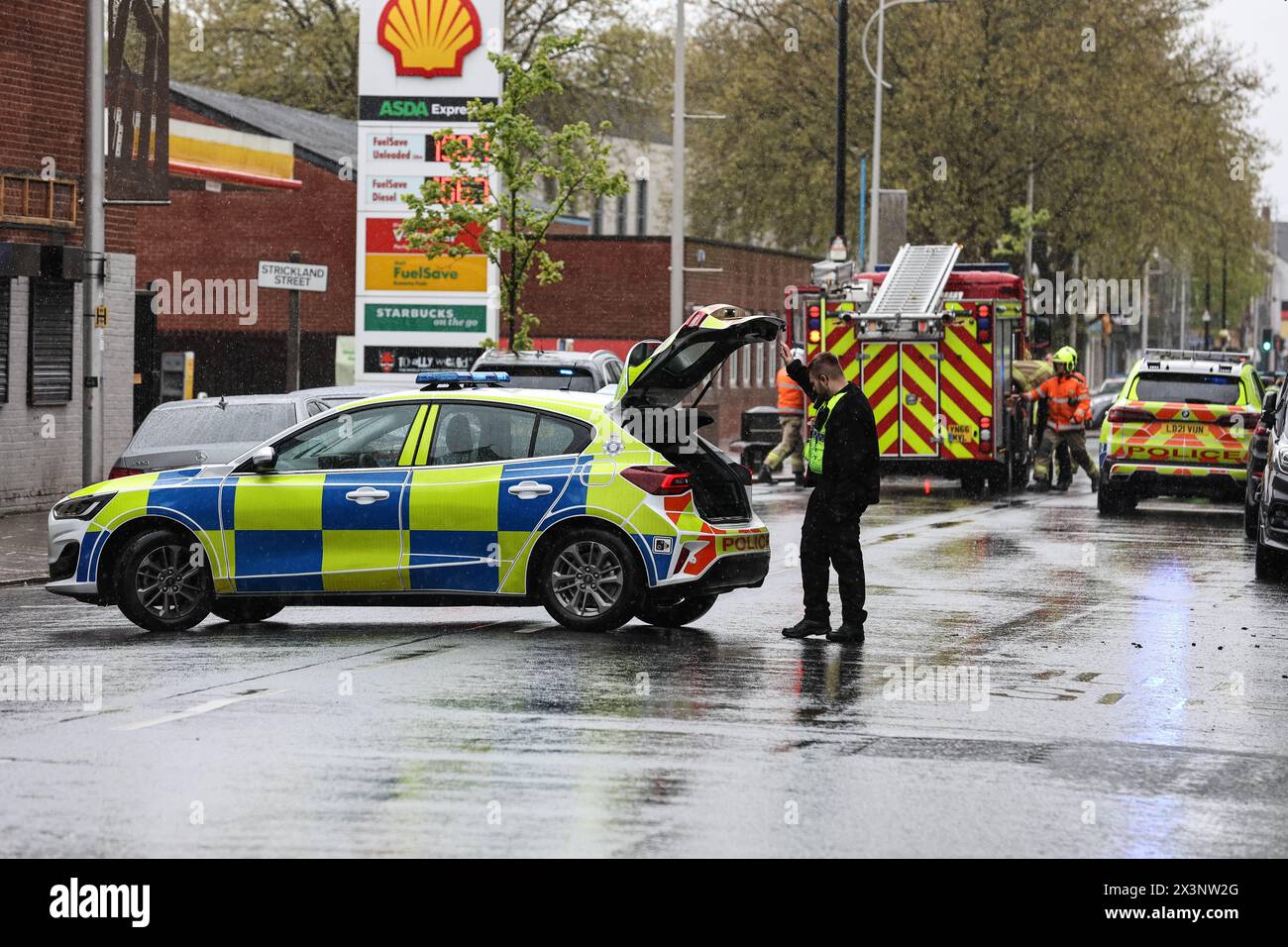 Hull, UK. 28th Apr, 2024. Four Fire engines and fire rescue services ...