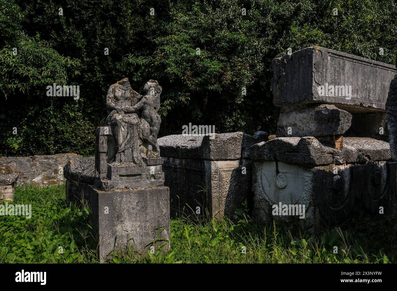 Embrace for eternity. Amid family monuments of the 1st to 3rd centuries ...