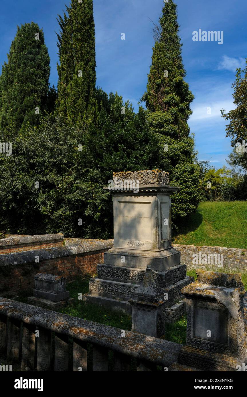 Enclosed burial plot hi-res stock photography and images - Alamy