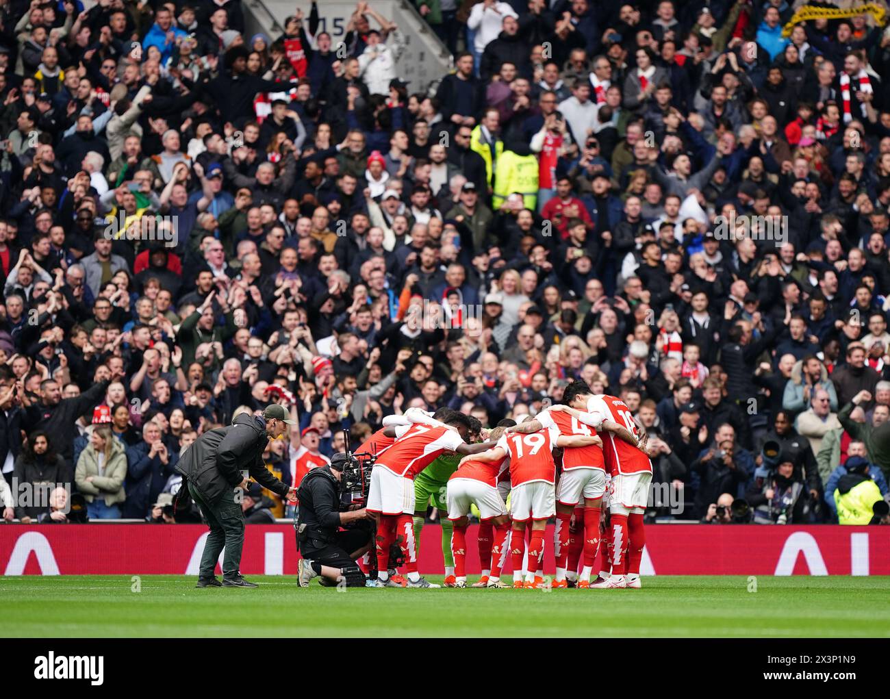 Tottenham hotspur players huddle hi-res stock photography and images ...