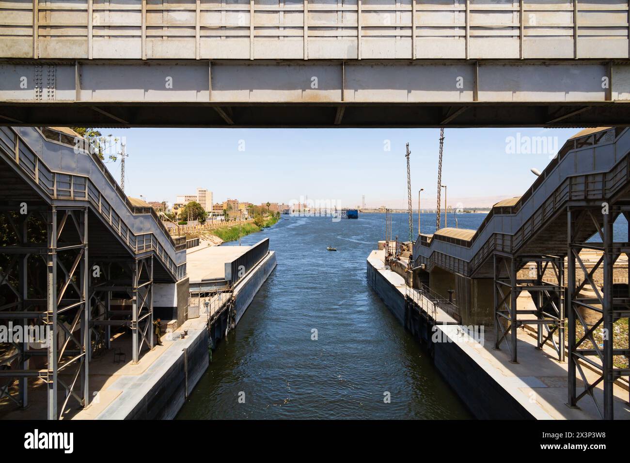 Going under the footbridge and through the lock at the Old Bridge ...