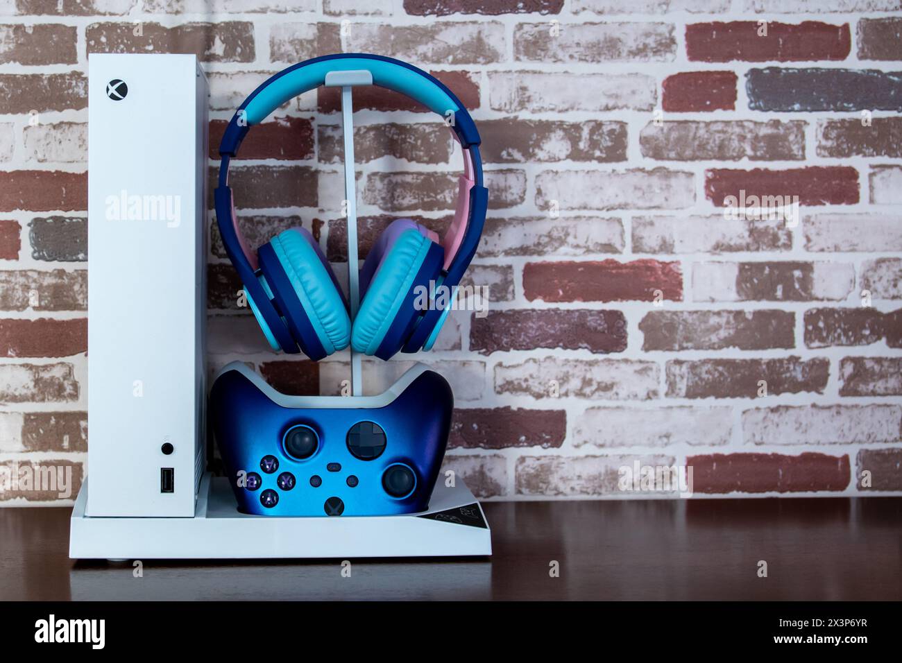 Xbox series x console hi-res stock photography and images - Alamy