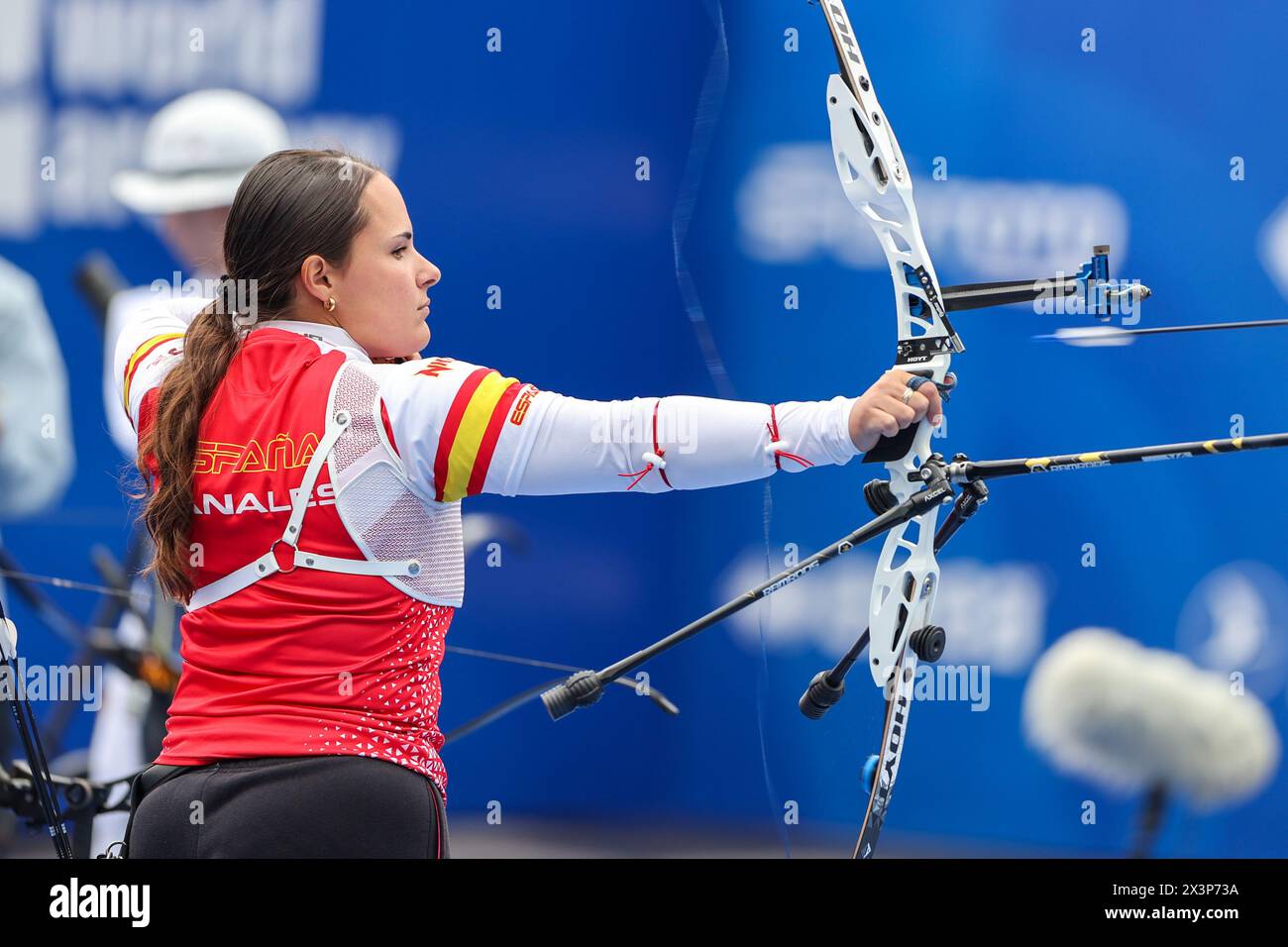 Shanghai, China. 28th Apr, 2024. Elia Canales (L) of Spain competes ...