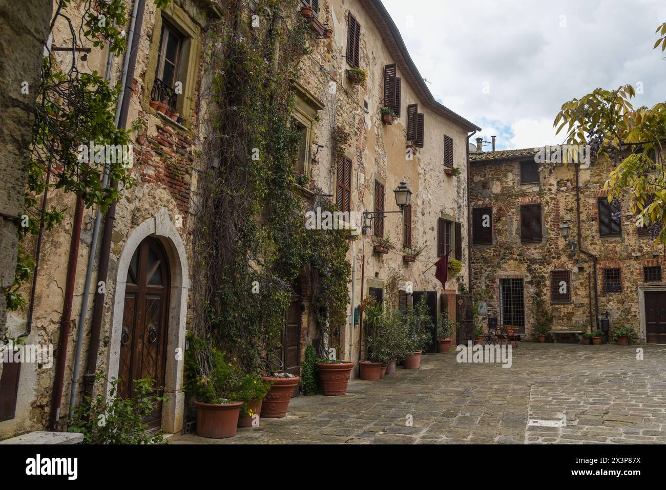 Arco del castello medievale hi-res stock photography and images - Alamy